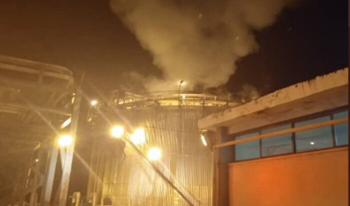 ¡CONTROLADO! Reportan incendio en tanque de refinería de Pequiven en ...