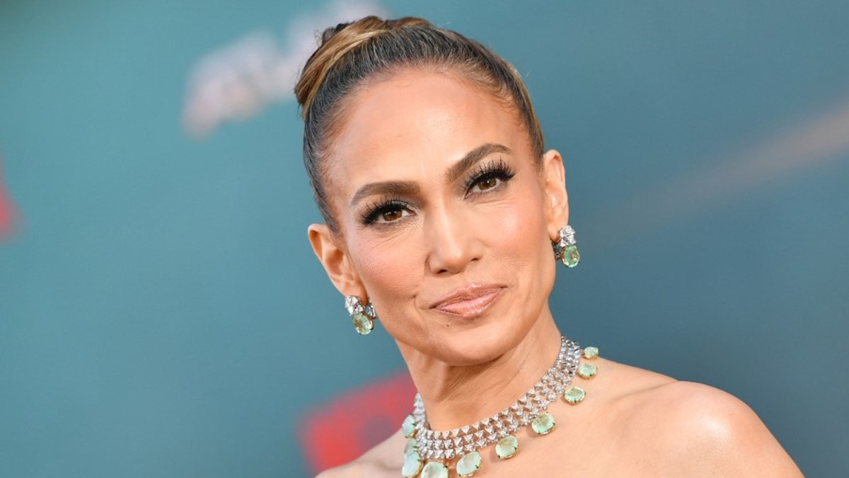 Ahora es por su cuerpo: JLo aparece con su aro de casada y aglutina ...