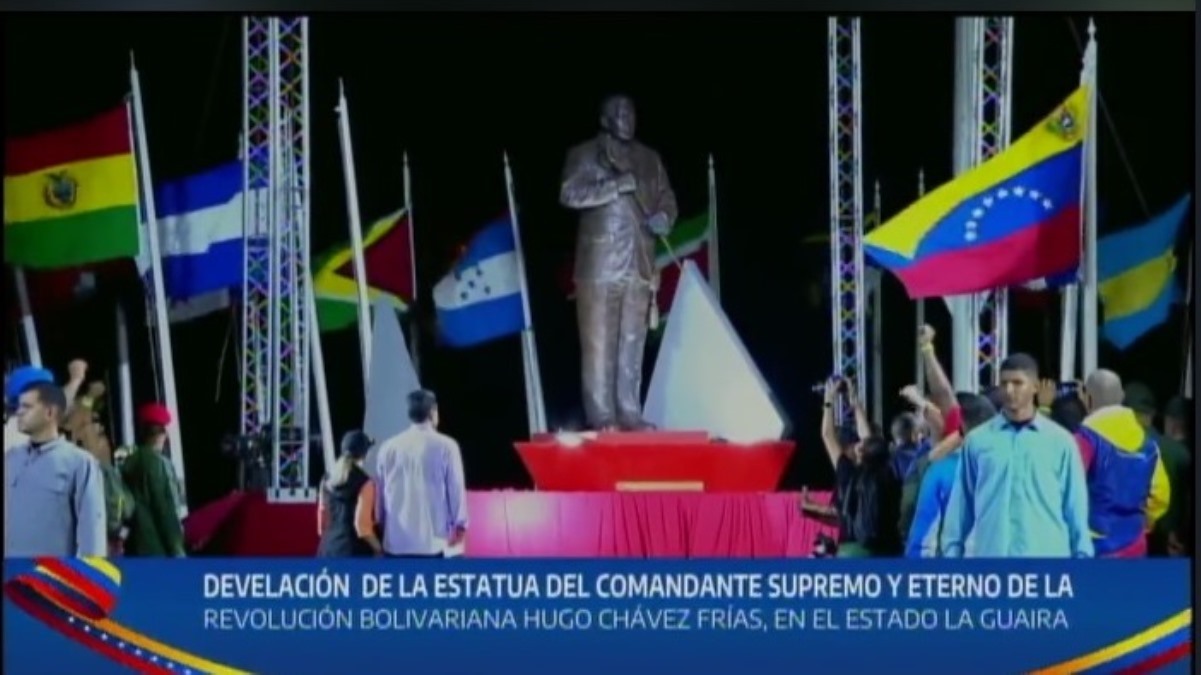 Maduro develó NUEVA ESTATUA DE CHÁVEZ en La Guaira, sustituye la ...