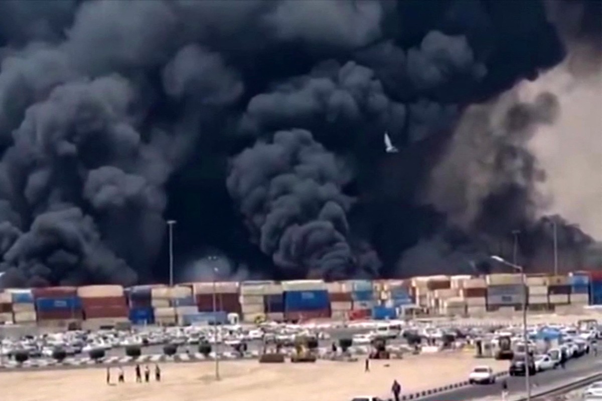 «ENORME EXPLOSIÓN» sacude importante puerto de Irán, con saldo ...