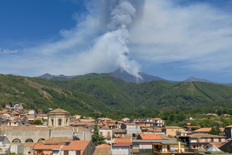 Volcán ETNA expulsa nube de cenizas y gas: autoridades aseguran que no ...
