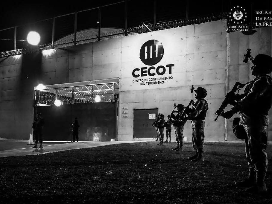 DOS de los venezolanos liberados del CECOT tienen orden de extradición en Chile – Impacto Venezuela